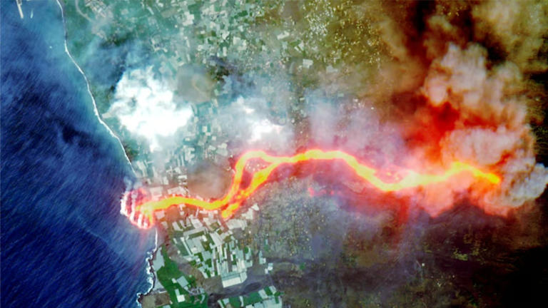 Bizarre 'bull's-eye' cloud rings appear above erupting volcano on ...