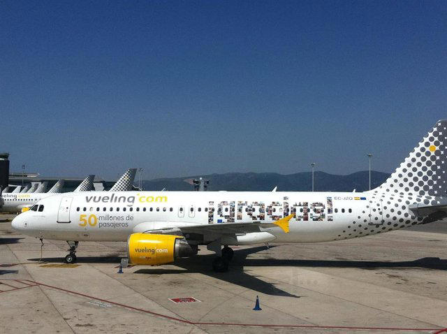 La niebla retrasa la llegada al Seve Ballesteros del vuelo procedente ...