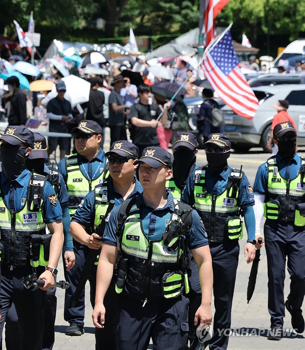 Protesters over ballot shortage