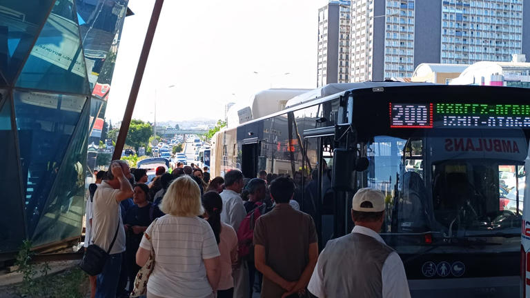 Tuzla’da ani fren yapan yolcu otobüsüne beton pompası çarptı: Cam ...