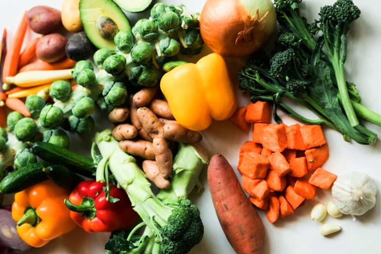 ¿Cocinar las verduras elimina sus nutrientes? Esto dice una experta en ...