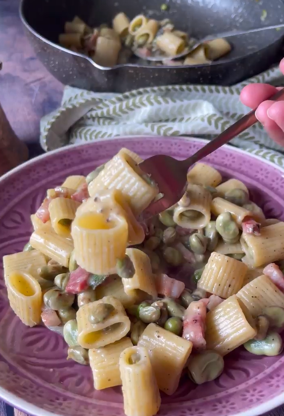 Pasta cacio e pepe con fave e pancetta: ricetta veloce e cremosa ...
