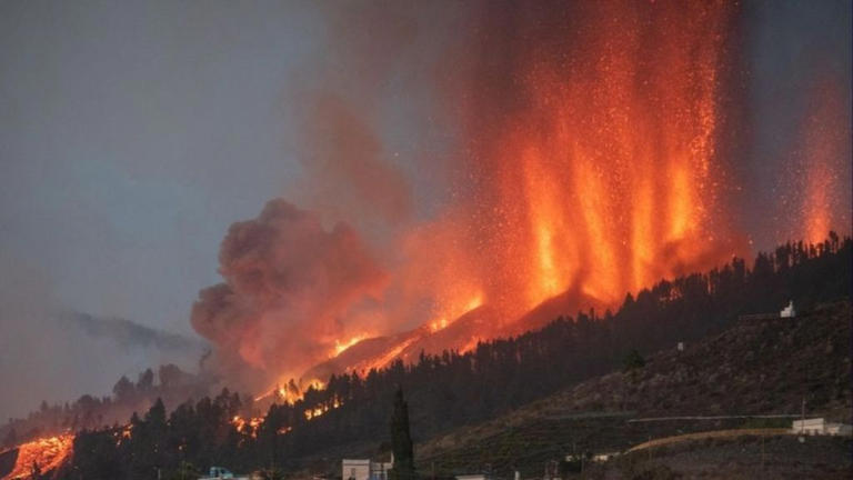 Bizarre 'bull's-eye' cloud rings appear above erupting volcano on ...
