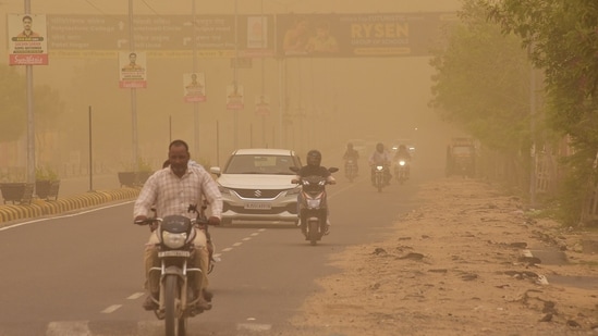 Massive dust storm hits Gurugram, Delhi, Noida; IMD issues orange alert ...