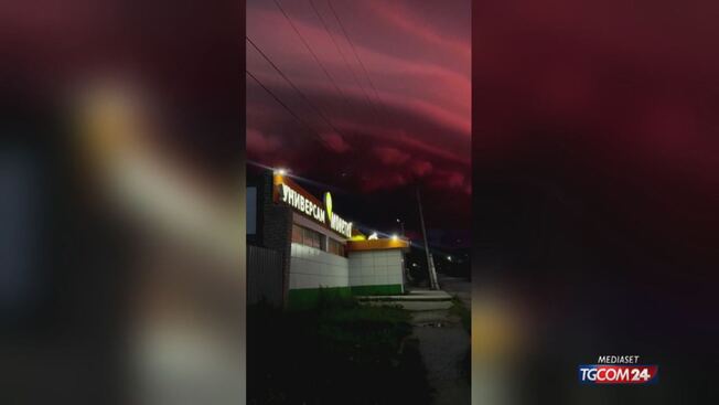 Russia, il cielo si tinge di rosso poco prima di una tempesta
