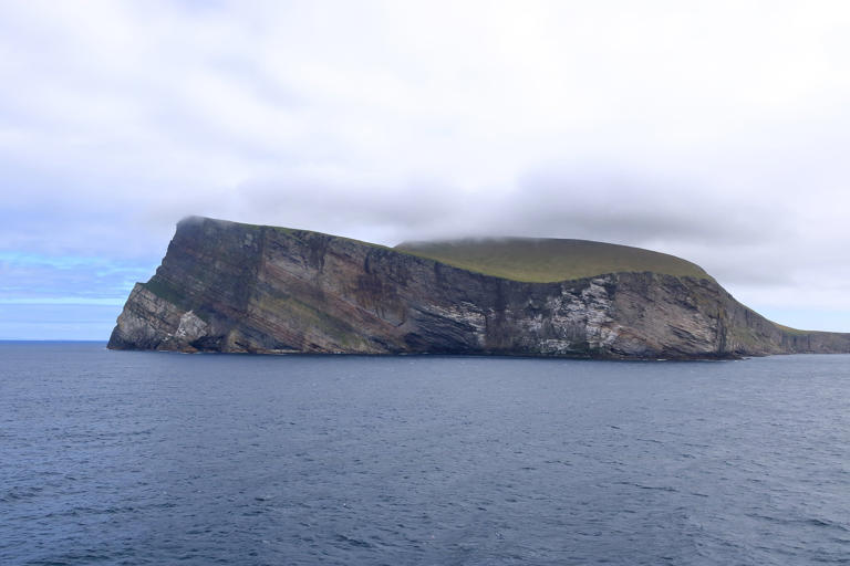 Islands with extremely small permanent populations