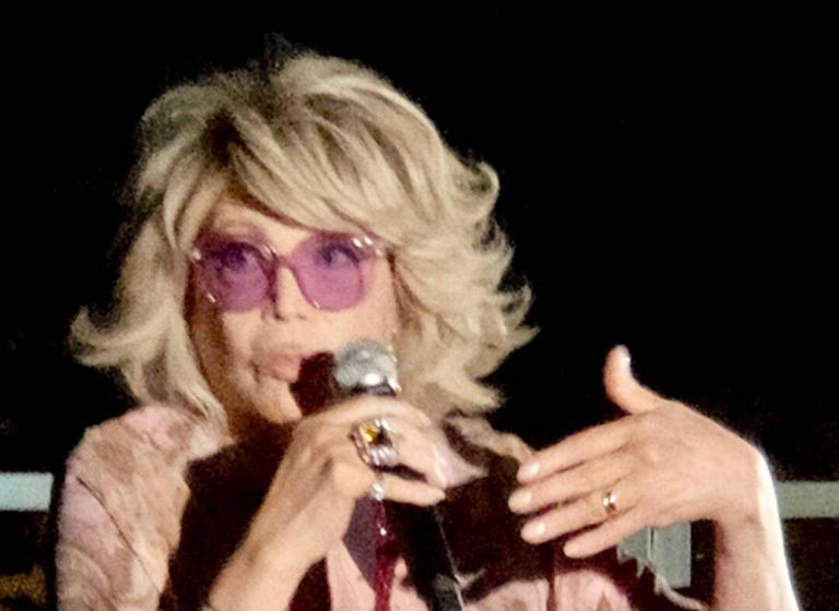 “A tu per tu” simpaticissima Amanda Lear nell’incontro con Augusto ...