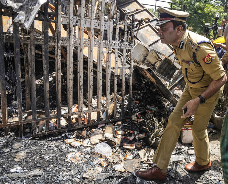 Lucknow fire: Demolition notice to building with no emergency exit ...