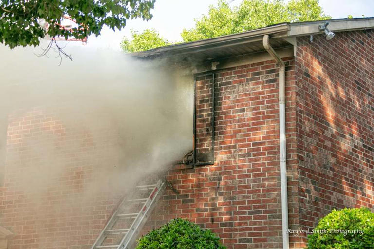 6 people, cat displaced after Virginia Beach townhouse fire