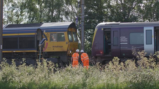 Work begins to remove trains from crash scene near Bedford
