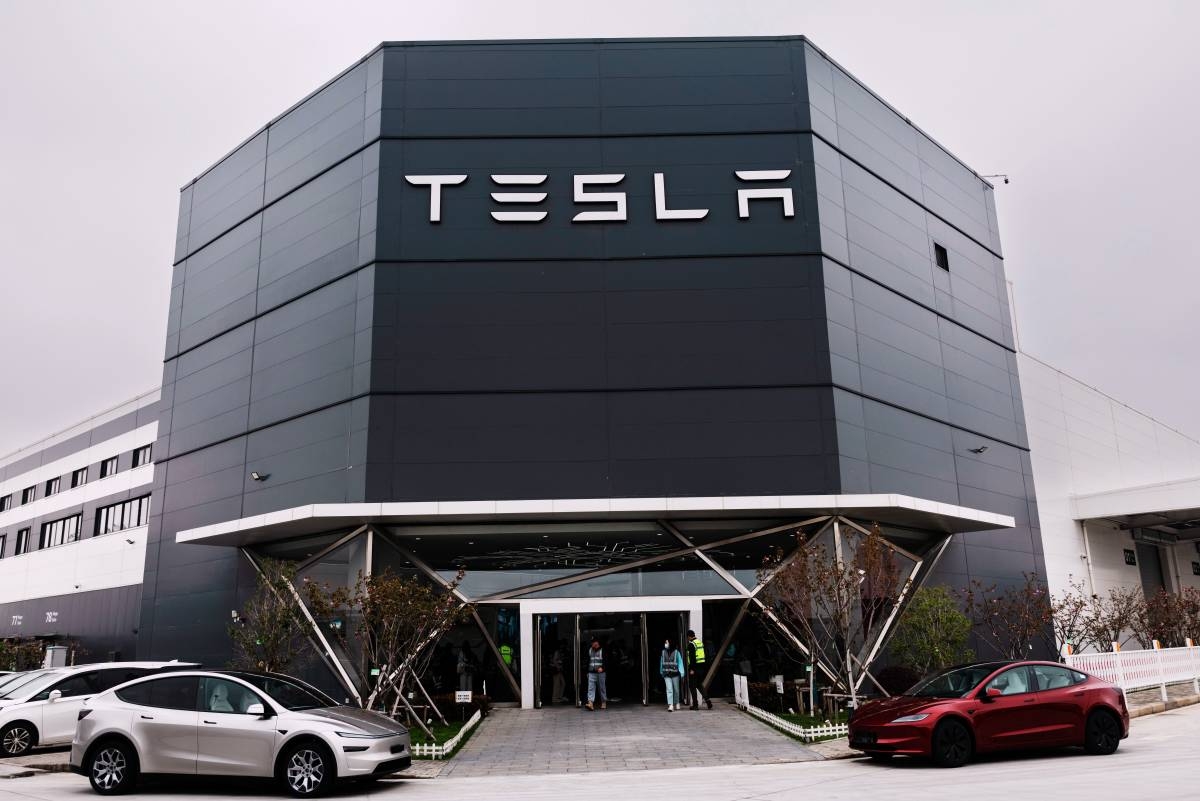 Top auto regulator opens special probe after a Tesla slams into a Texas ...