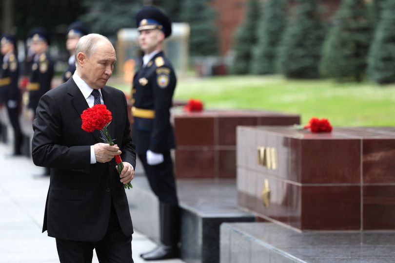 Putin's 'drooping face' fails to cry as despot can't show emotion at ...