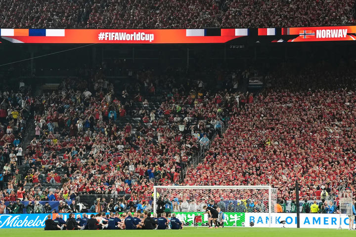 Odegaard đánh trống, Haaland dẫn đầu đội Na Uy chèo thuyền kiểu Viking