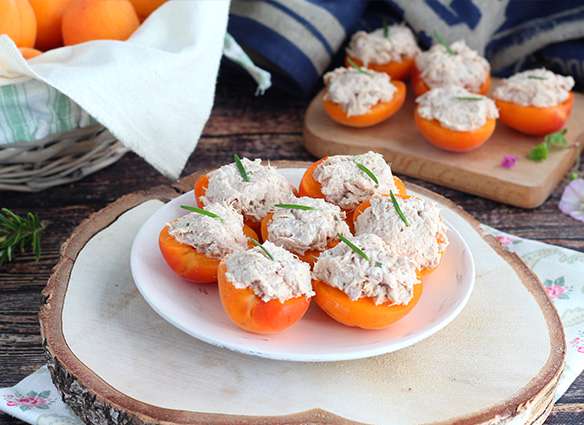 Stuffed apricots with tuna and rosemary