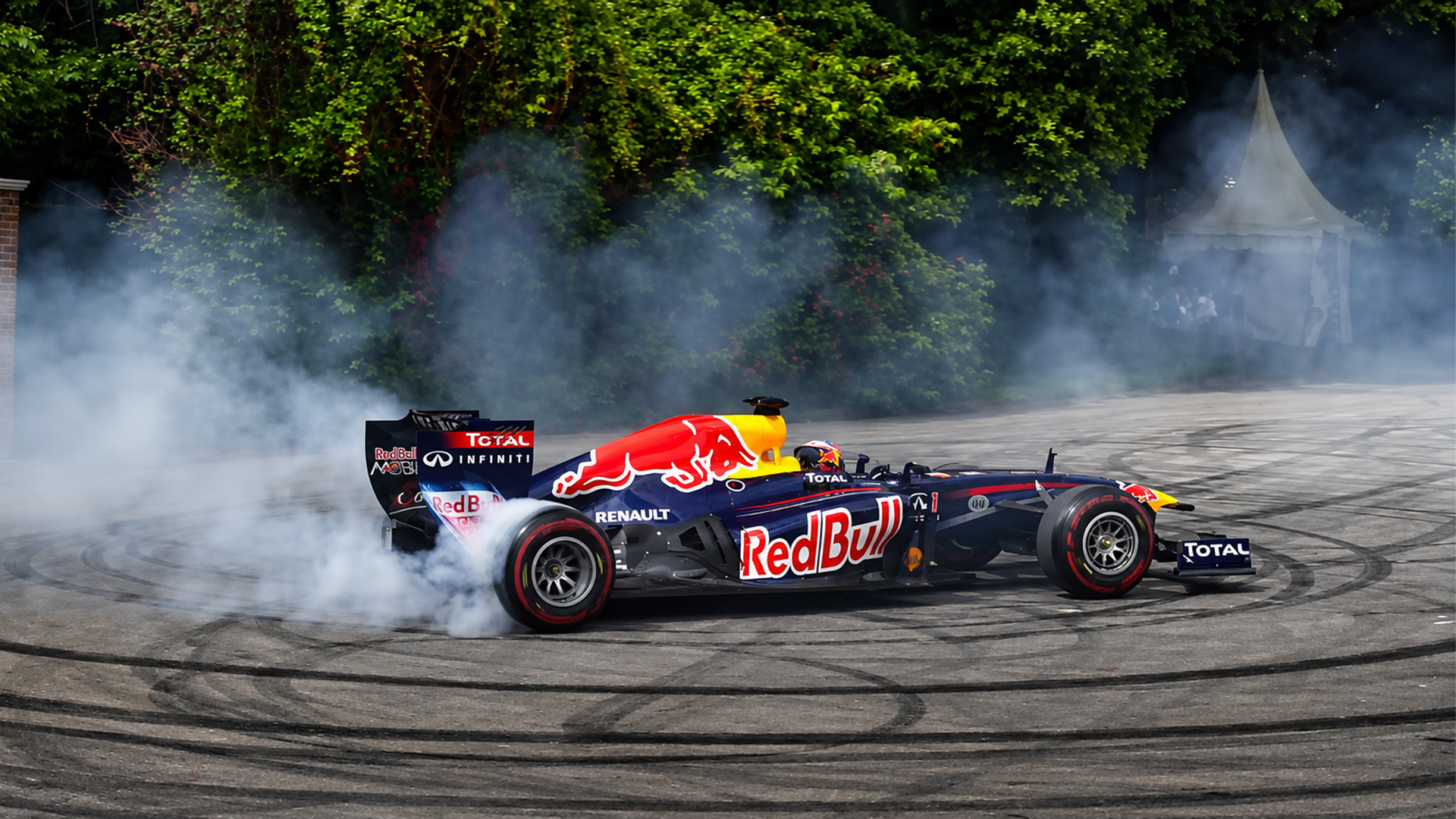 Questo burnout della Red Bull F1 si trasforma in uno spettacolo di fumo