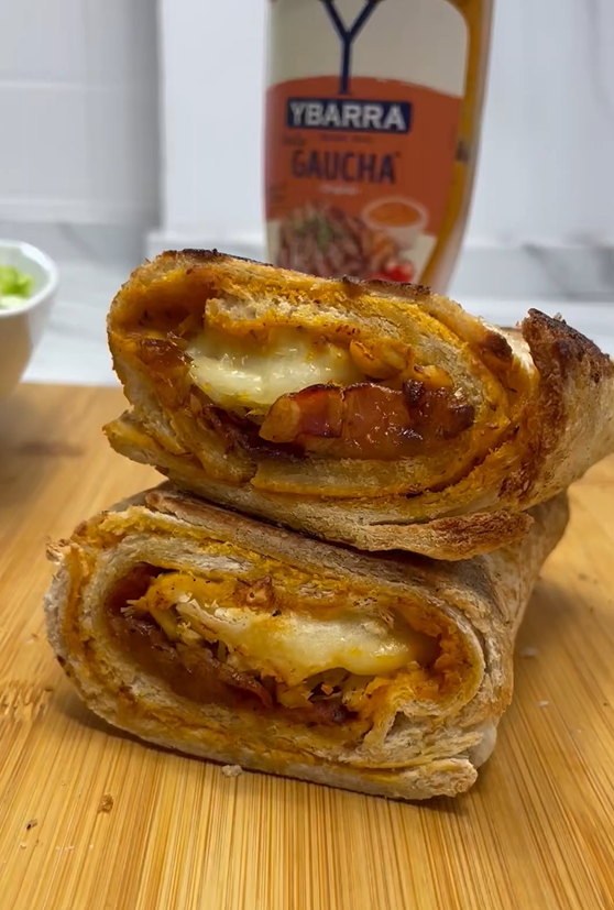 Sándwich enrollado de pollo desmechado: receta fácil con salsa gaucha