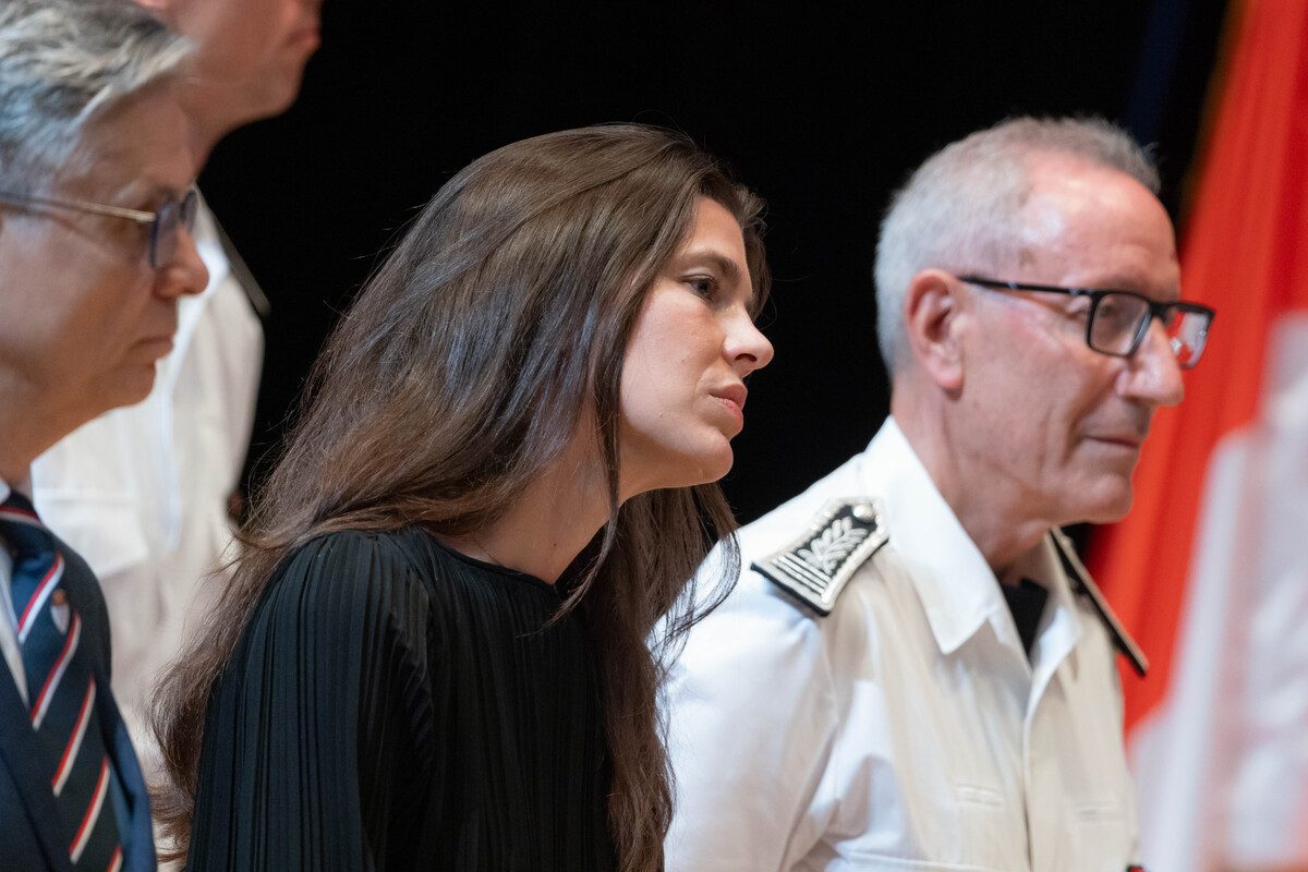 Charlotte Casiraghi con i capelli arruffati all’ordinatissima cerimonia ...