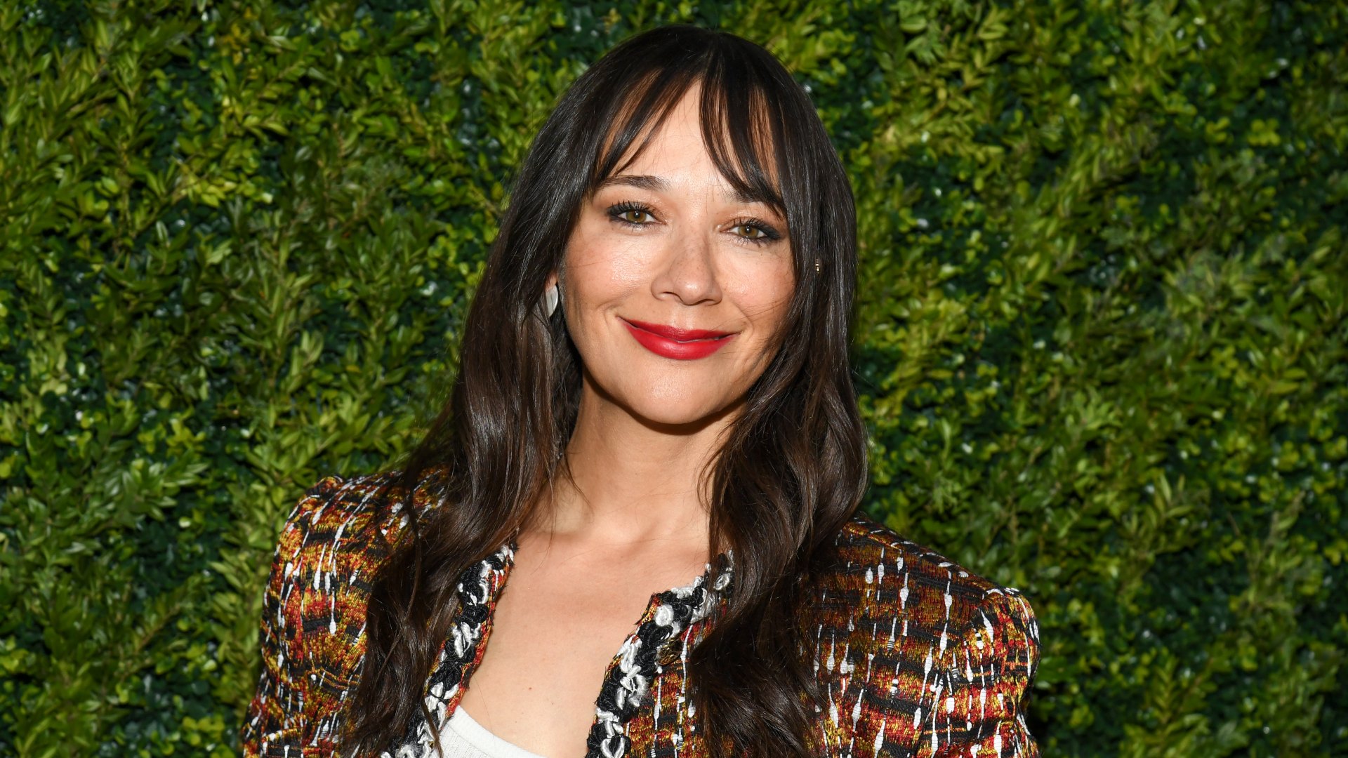 Rashida Jones proved wide-leg denim always looks better than skinny jeans