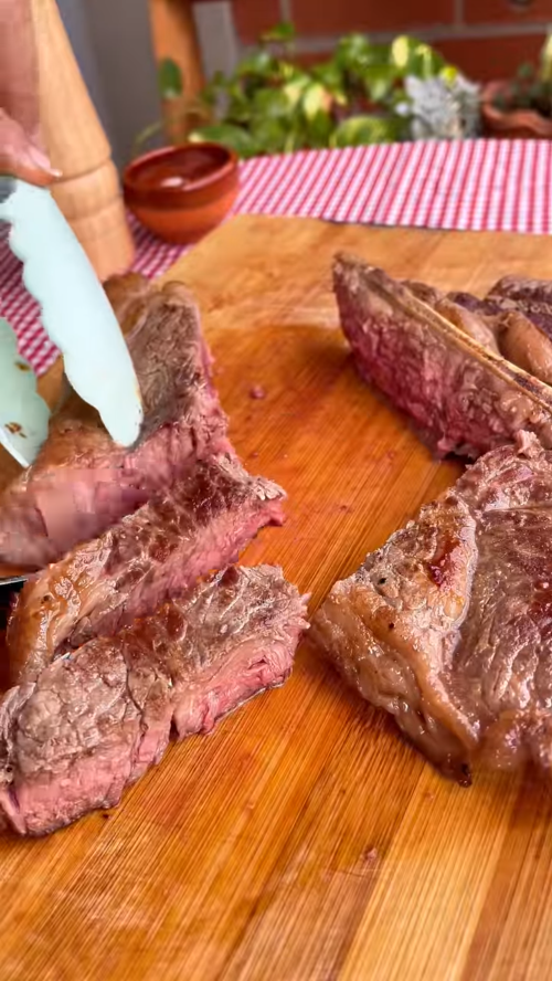 Una combinación clásica de steak y papas al horno