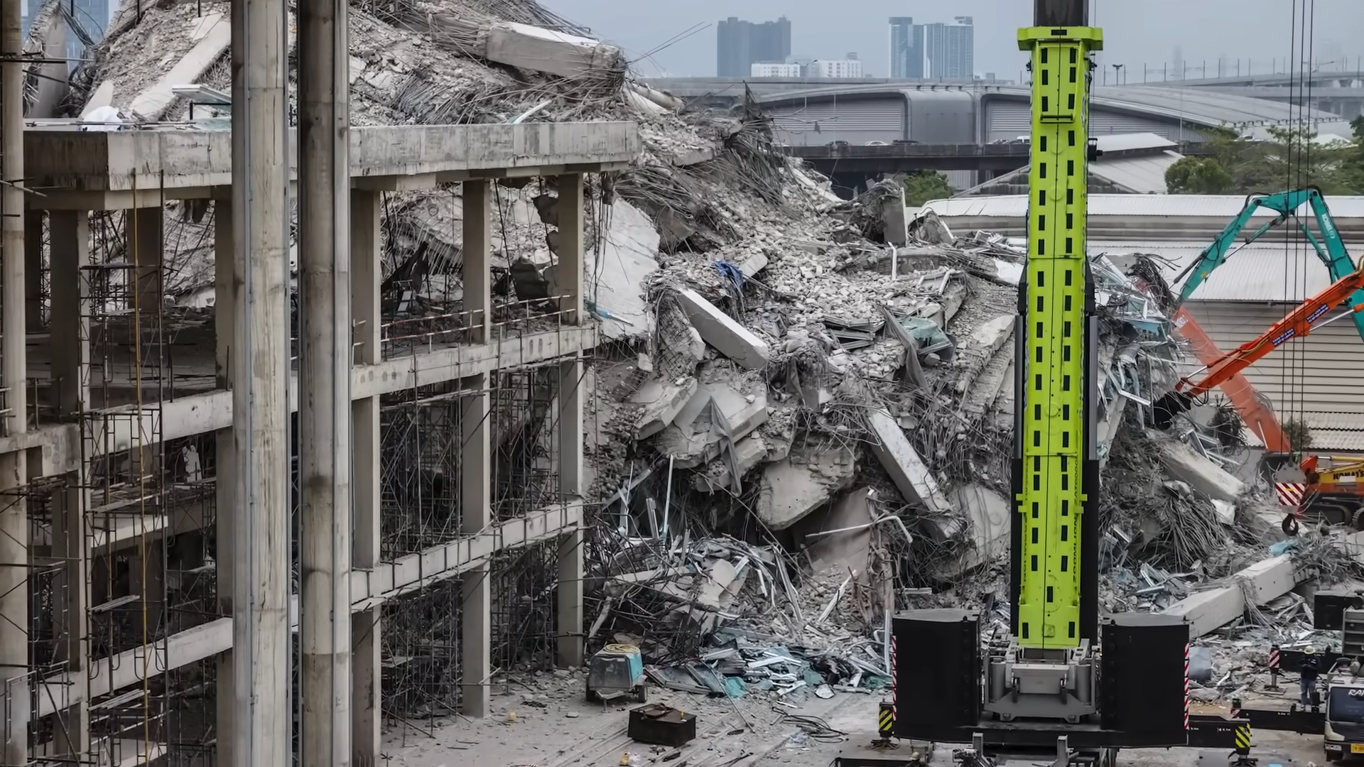 How a brand-new skyscraper suddenly collapsed - This is why the ...