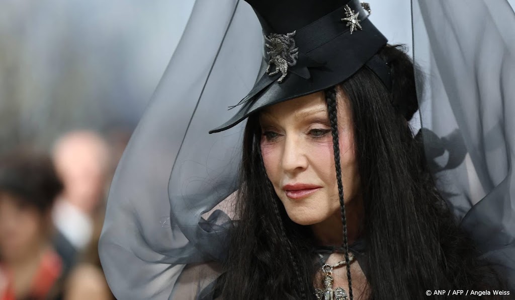 Madonna heeft last van versleten knie door dansen op hakken