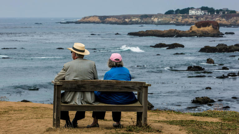 California's dramatic coastal garden overlooks ocean bluffs with ...