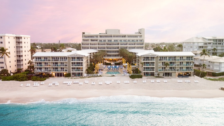 Florida's Gulf Coast getaway in Naples has cabanas, coastal dining, and ...