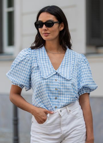 Die Scandi-Bluse ist der schönste Weg, Jeans im Sommer 2026 zu stylen