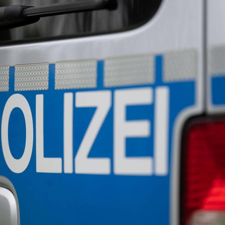 Unbekannte brechen in Schermbeck Transporter auf und beschädigen Anhänger