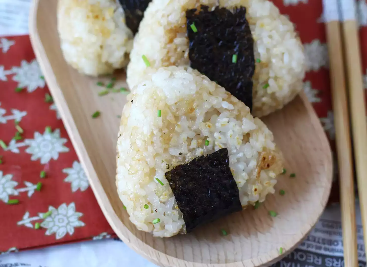 Onigiri grelhados recheados com queijo derretido: vocês vão devorá-los!