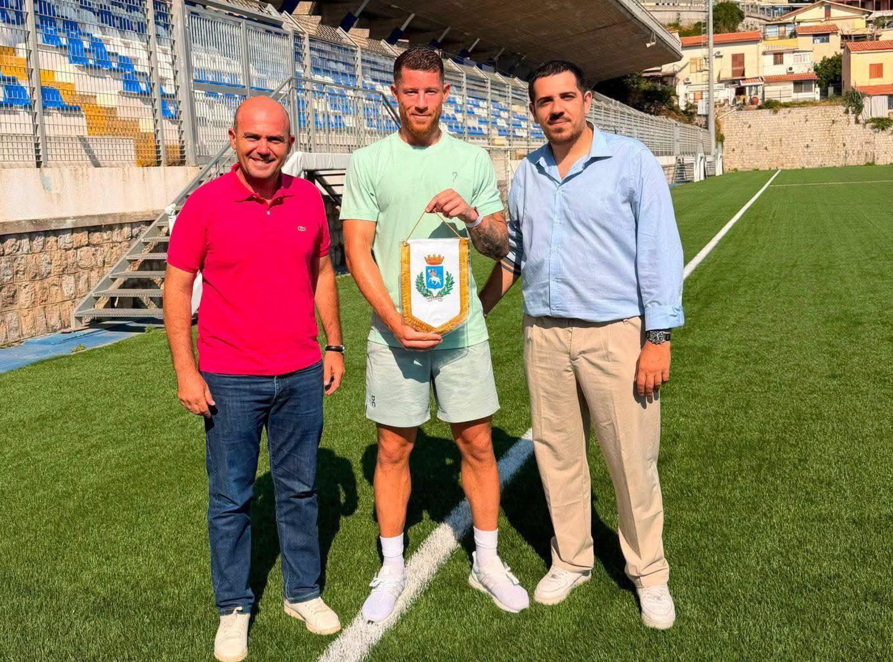 Calcio: Berkley in Sicilia, centrocampista Aston Villa si allena a Taormina