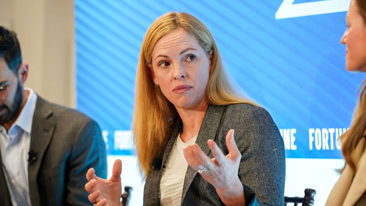 How many hours do C-suite execs expect their employees to work?