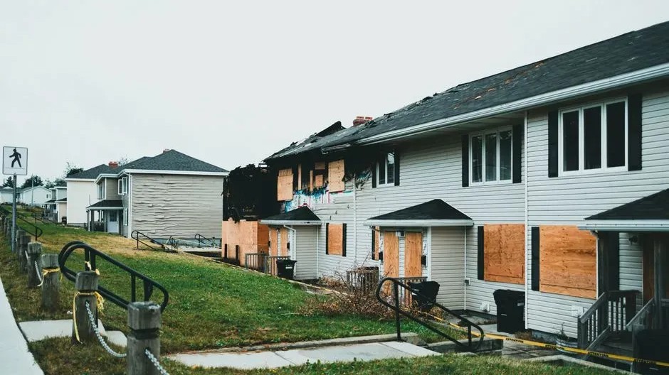8 Neighbourhood Red Flags That Mean Something Bad Is Coming for Your ...