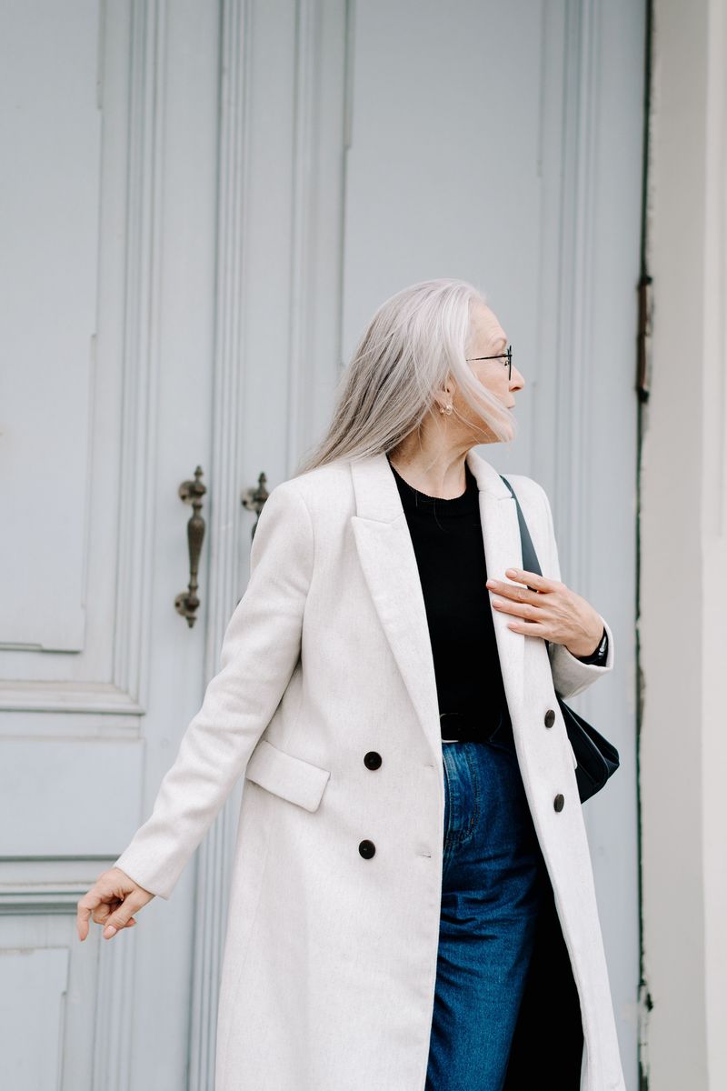 10 powerful traits shared by women who wear their gray hair proudly ...