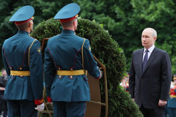 Putin's 'drooping face' sparks concerns as despot struggles to cry at ...