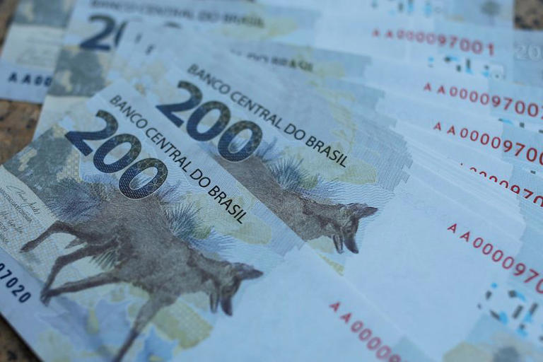 Taxas de DIs curtas caem e longas sobem após BC reiterar que mira ...