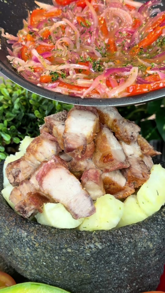 Yuca con chicharrón al mojo para un domingo perfecto