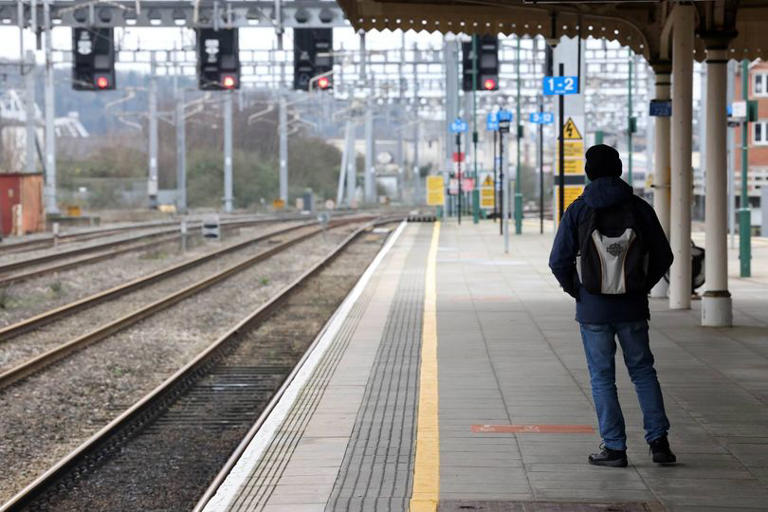 Warning for train passengers in Wales as extreme heat arrives