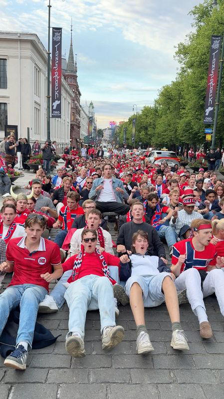Soccer-Norwegian fans take dawn World Cup party to palace gates to wake ...