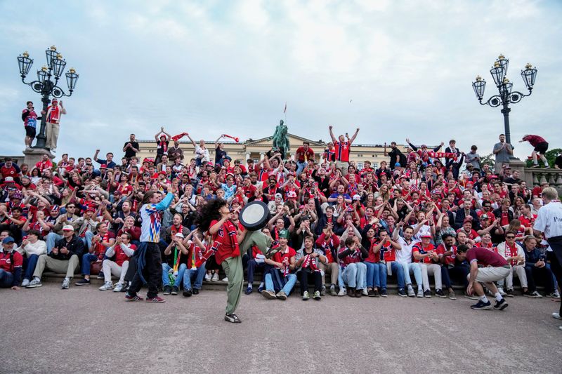 Soccer-Norwegian fans take dawn World Cup party to palace gates to wake ...