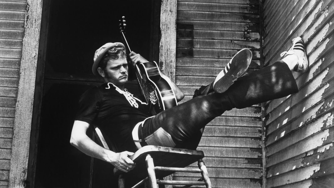 Jerry Reed’s rise from childhood hardship to musical fame
