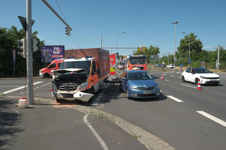 Feuerwehrauto im Leipziger Osten in Unfall verwickelt