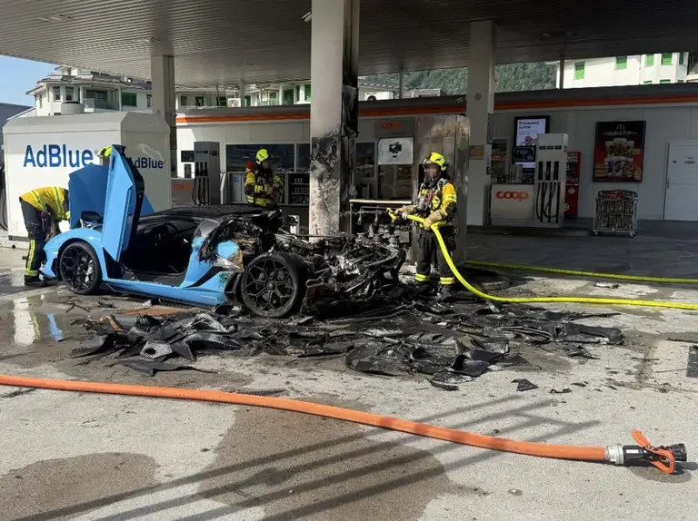 Une Lamborghini prend feu dans une station-service Coop