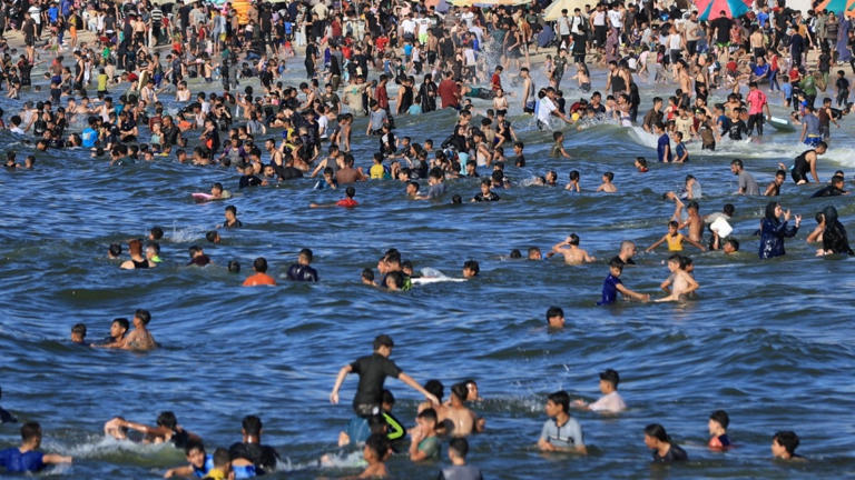To survive heatwave in tents, Gazans are running to polluted ...