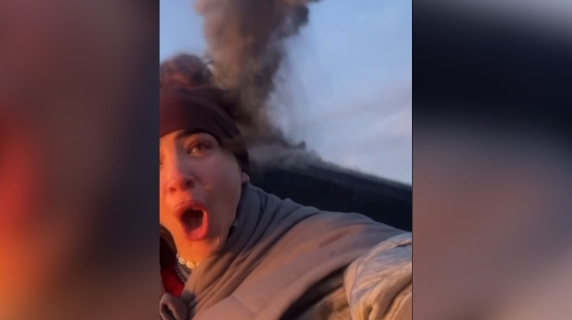 Turisti a pochi metri dall'eruzione del Volcán de Fuego: fuga ...