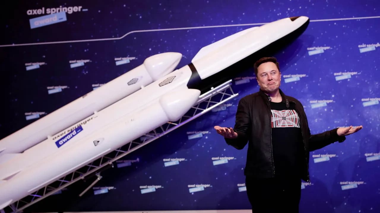Tesla bull case ‘unraveling in real time’? Analyst says SpaceX tie-up ...