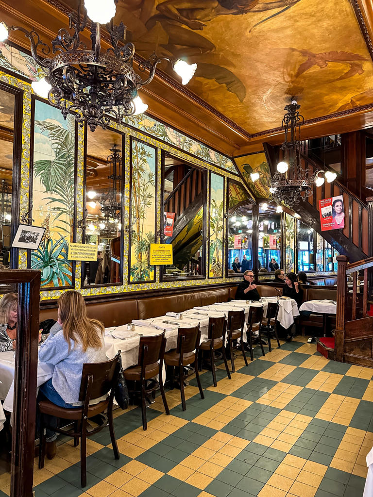 Ce restaurant parisien où Kate Moss a ses habitudes existe depuis 1880 ...