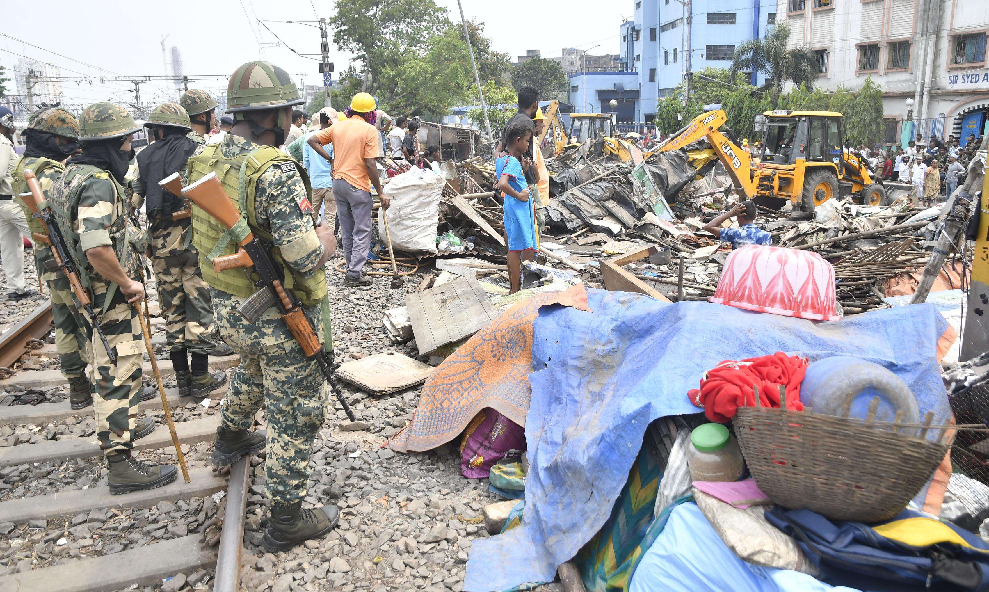 250 ILLEGAL SLUMS, SHOPS DEMOLISHED ON RAILWAY LAND IN TIKIAPARA