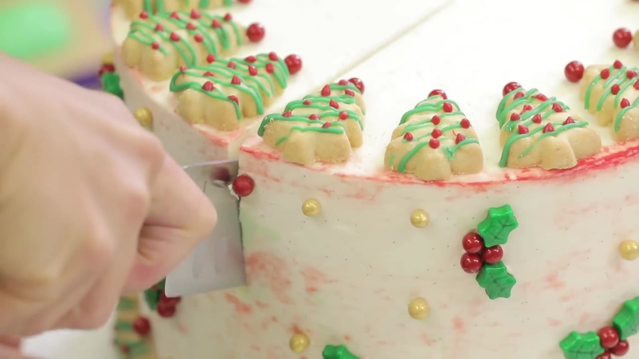 This Christmas cake hides chocolate, caramel, toffee, shortbread and ...