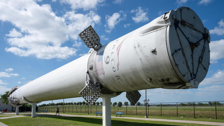 What are grid fins used for on the SpaceX Falcon 9 rocket?